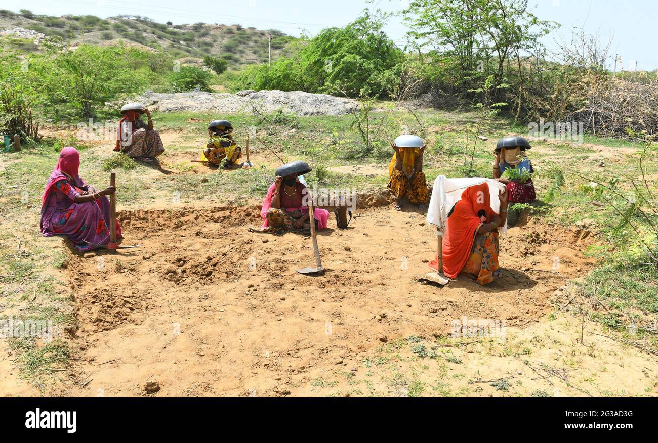 Indian labour works construction site hi-res stock photography and ...