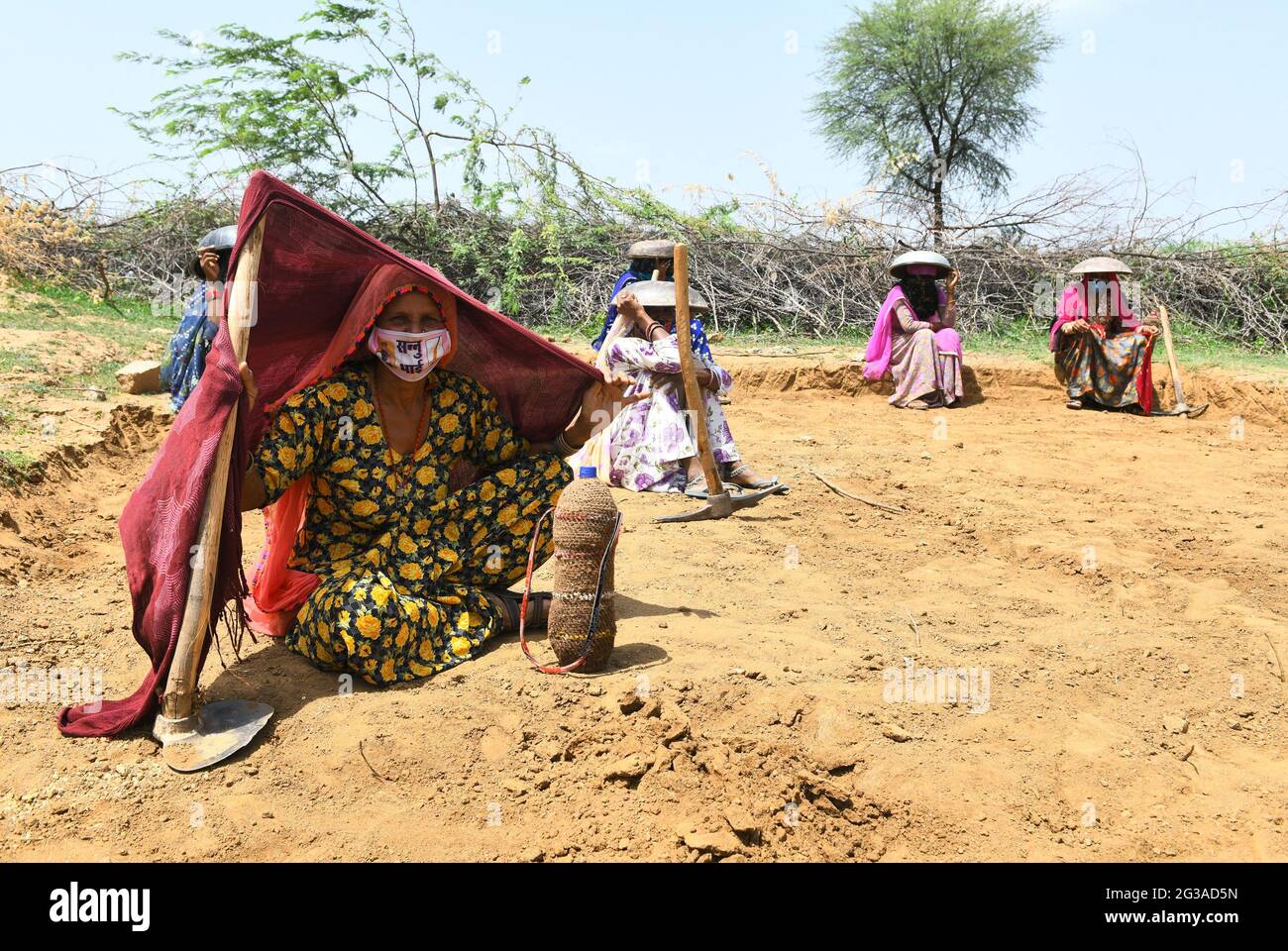 Indian labour works construction site hi-res stock photography and ...