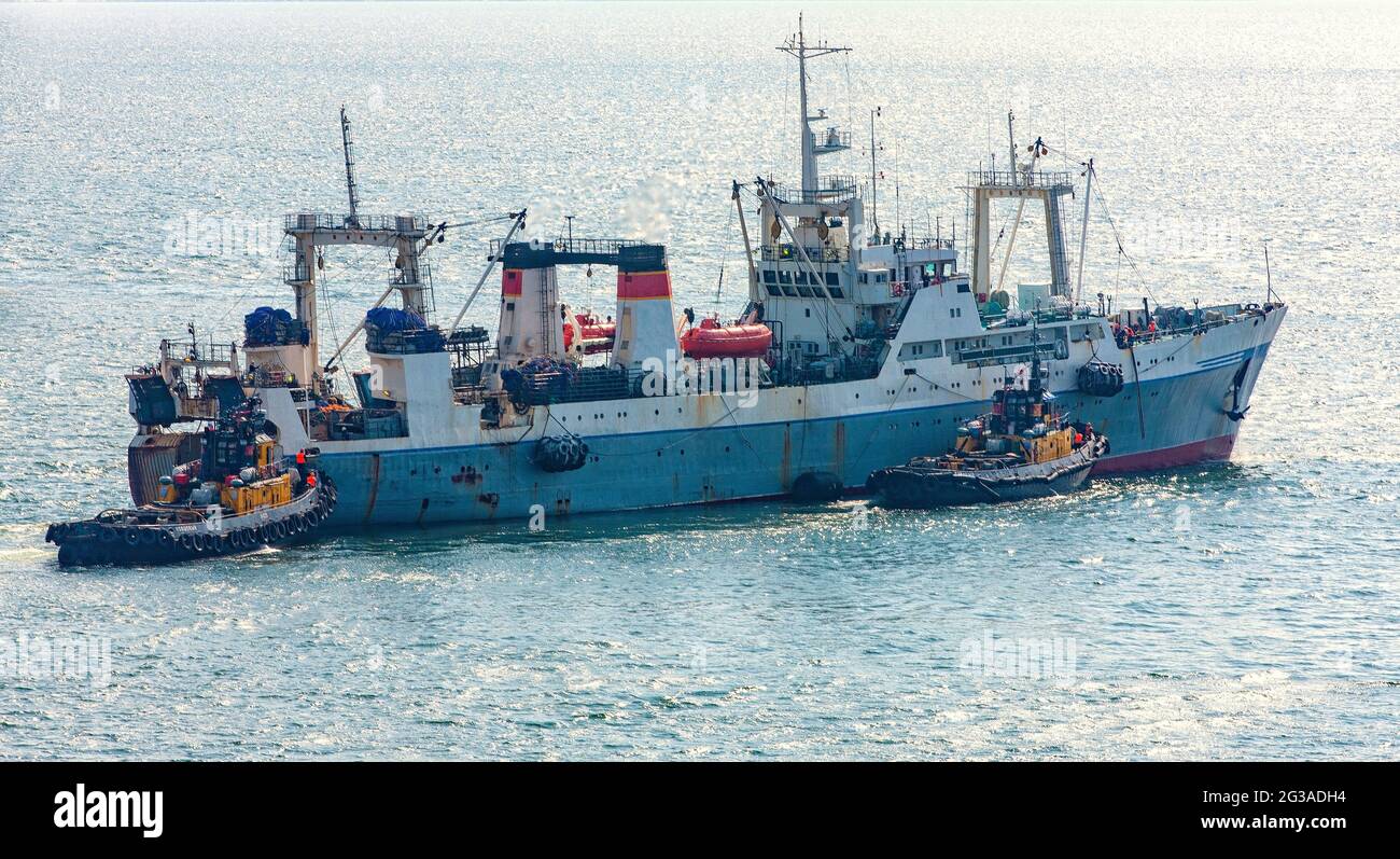 Tug boats maneuver ship hi-res stock photography and images - Alamy