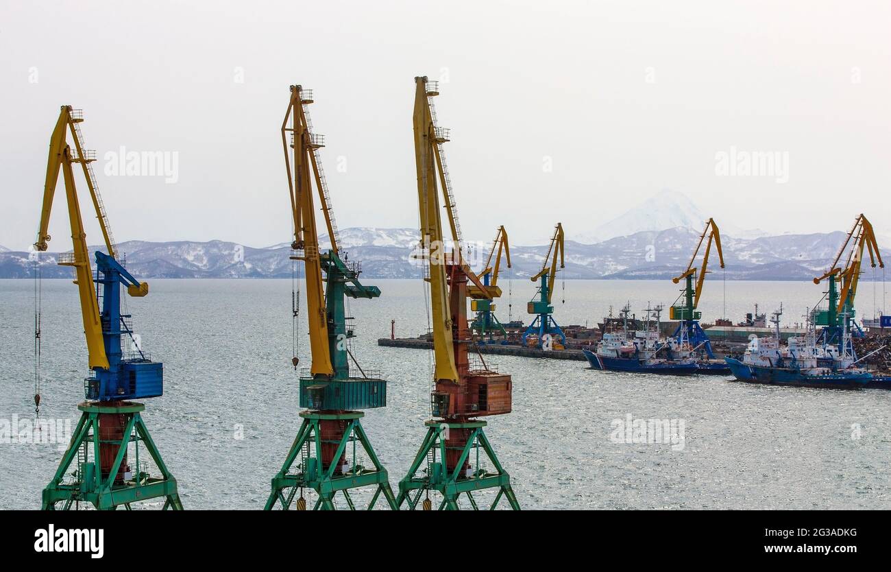 Snowy seaport hi-res stock photography and images - Alamy