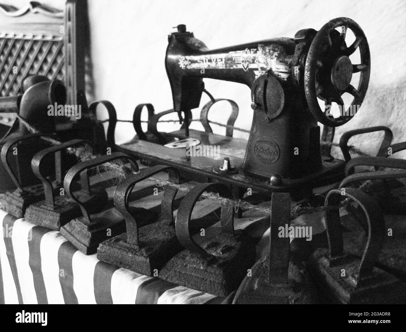 Classic sewing machines hi-res stock photography and images - Alamy