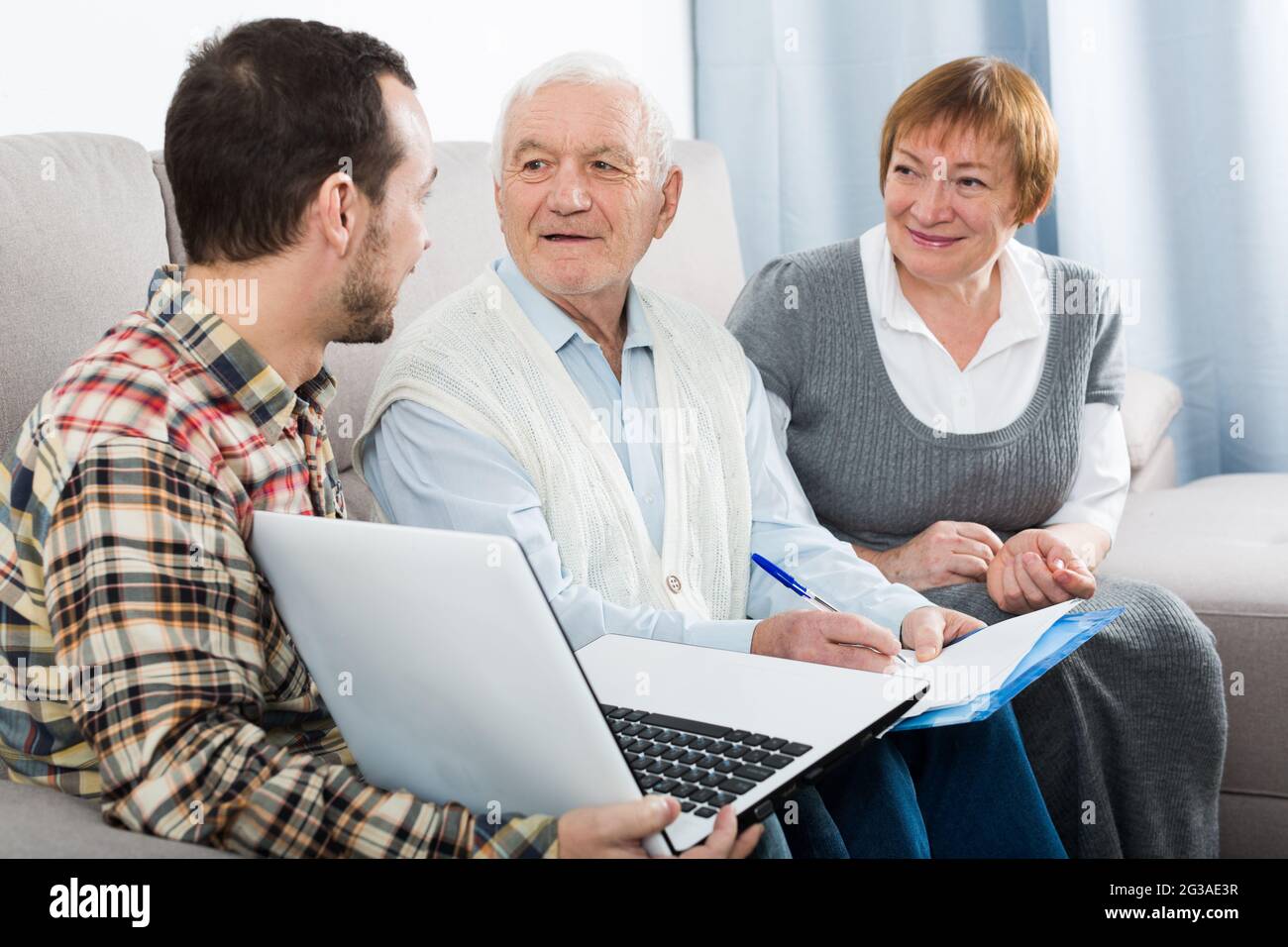 Elderly couple and insurance agent Stock Photo - Alamy