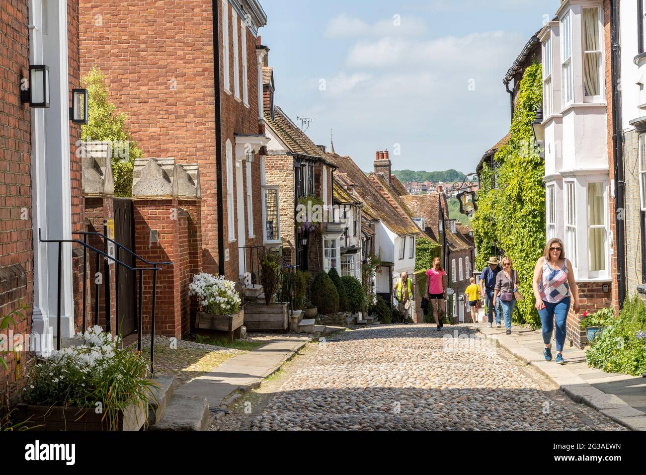 Looking down a cobbled Mermaid street Rye, West Sussex, England, UK ...