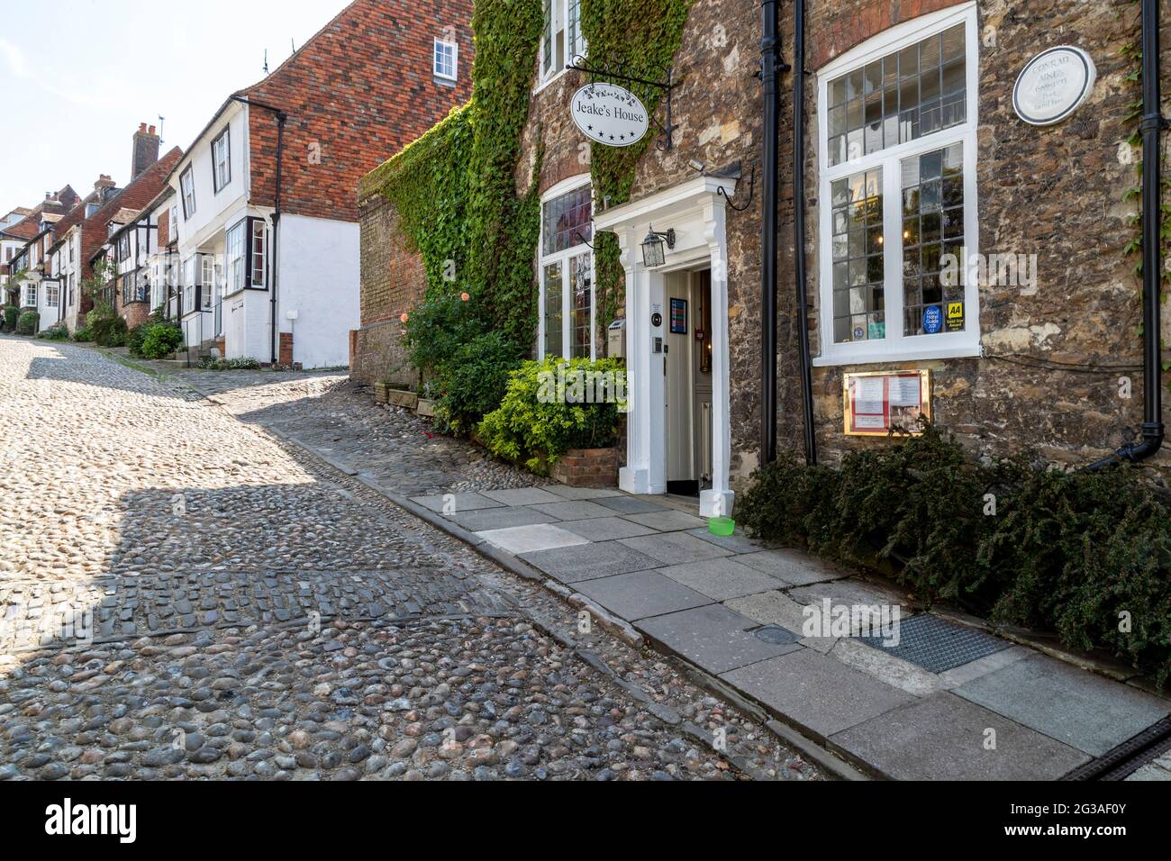 Looking up a cobbled Mermaid street Rye, West Sussex, England, UK Stock ...