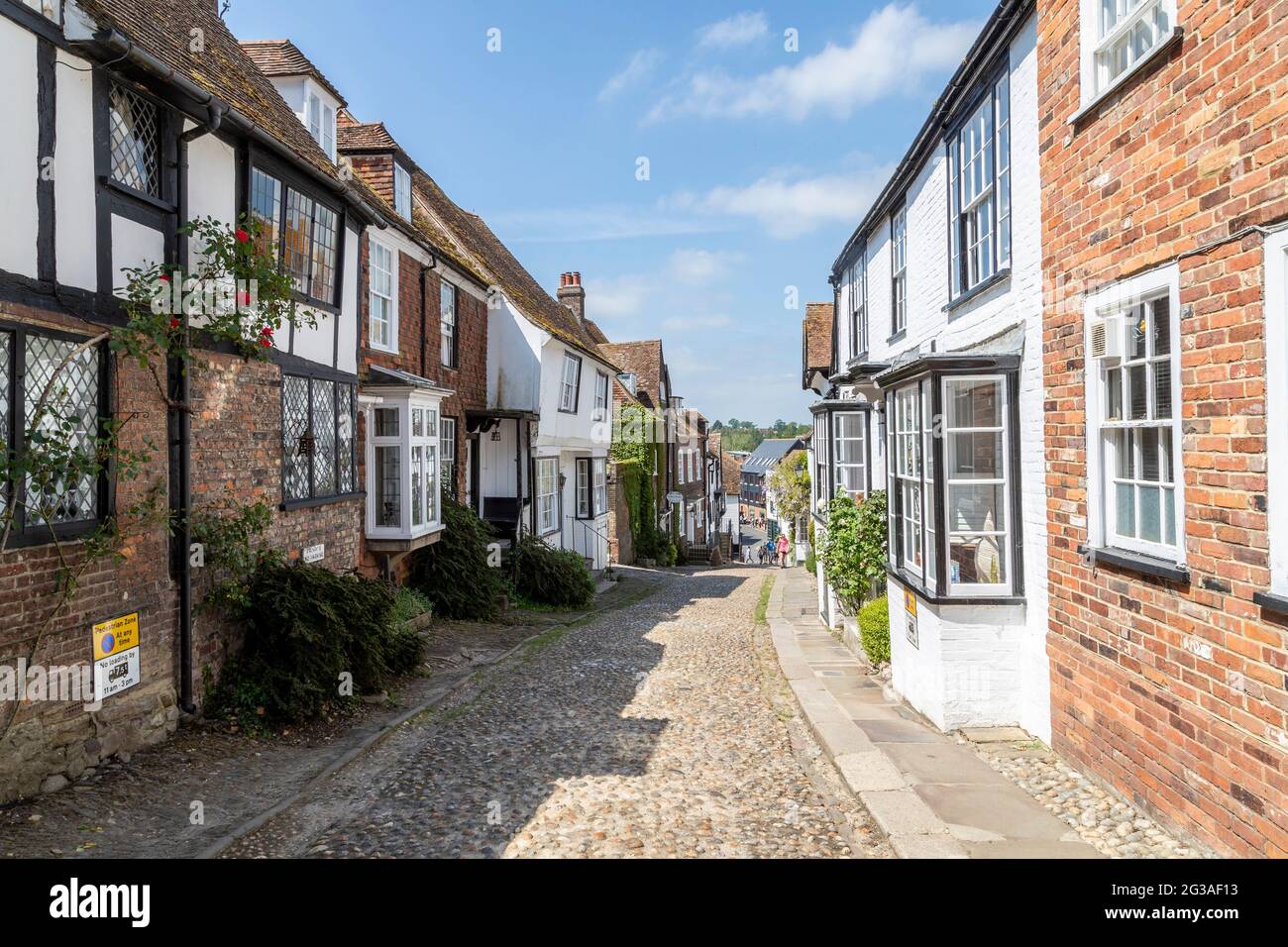Looking down a cobbled Mermaid street Rye, West Sussex, England, UK ...