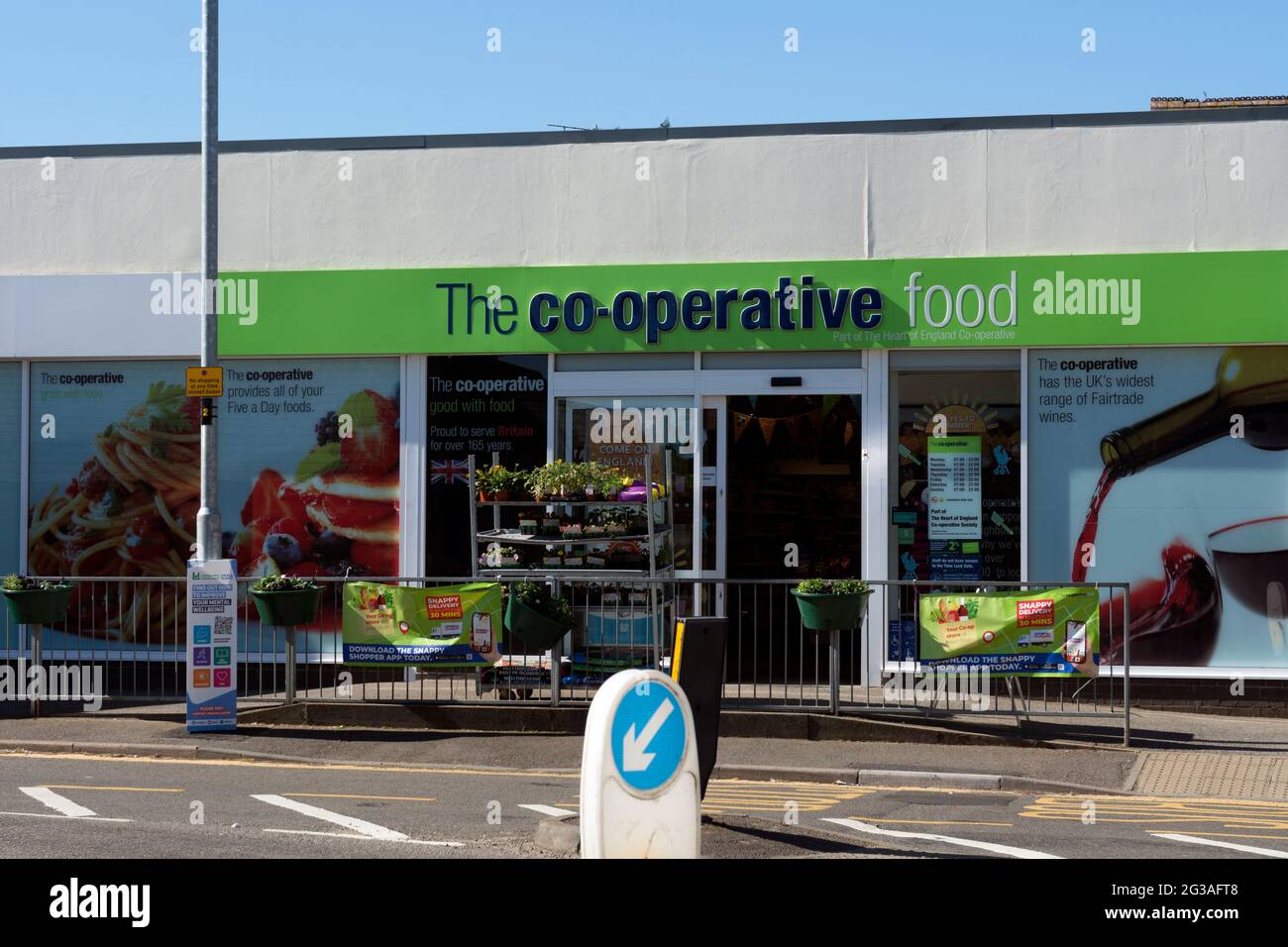 Co operative shop front store hi-res stock photography and images - Alamy