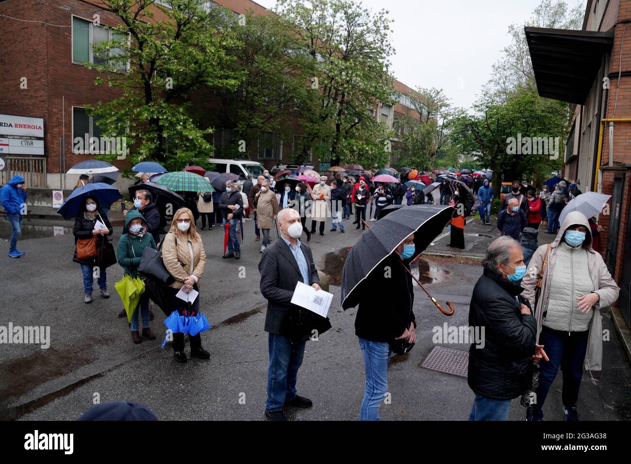 Long queue of people hi-res stock photography and images - Alamy