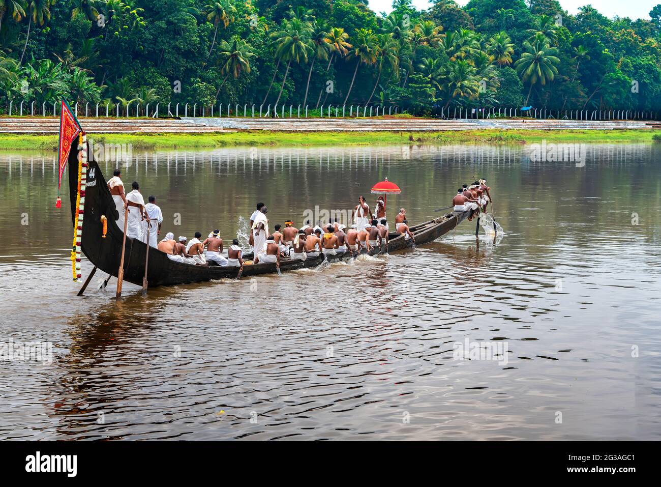 Aranmula ,08 September, 2017: Oarsmen in traditional costume practicing ...