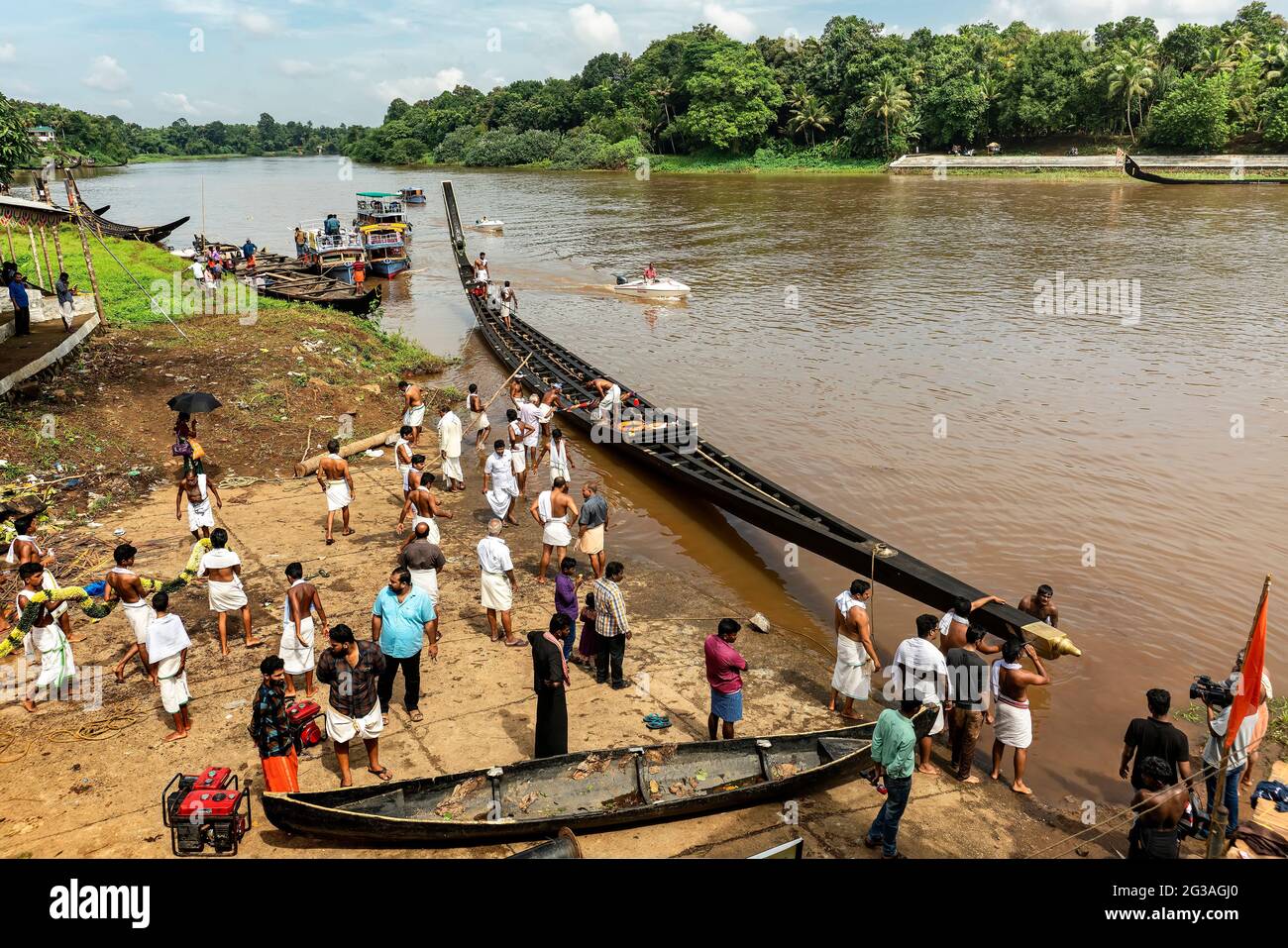 Aranmula ,08 September, 2017 : Oarsmen decorate their Snake boat with ...