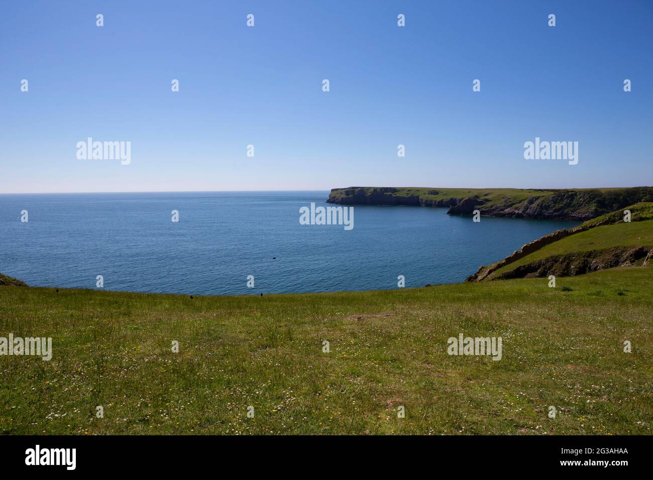 Bay blue sky hi-res stock photography and images - Alamy
