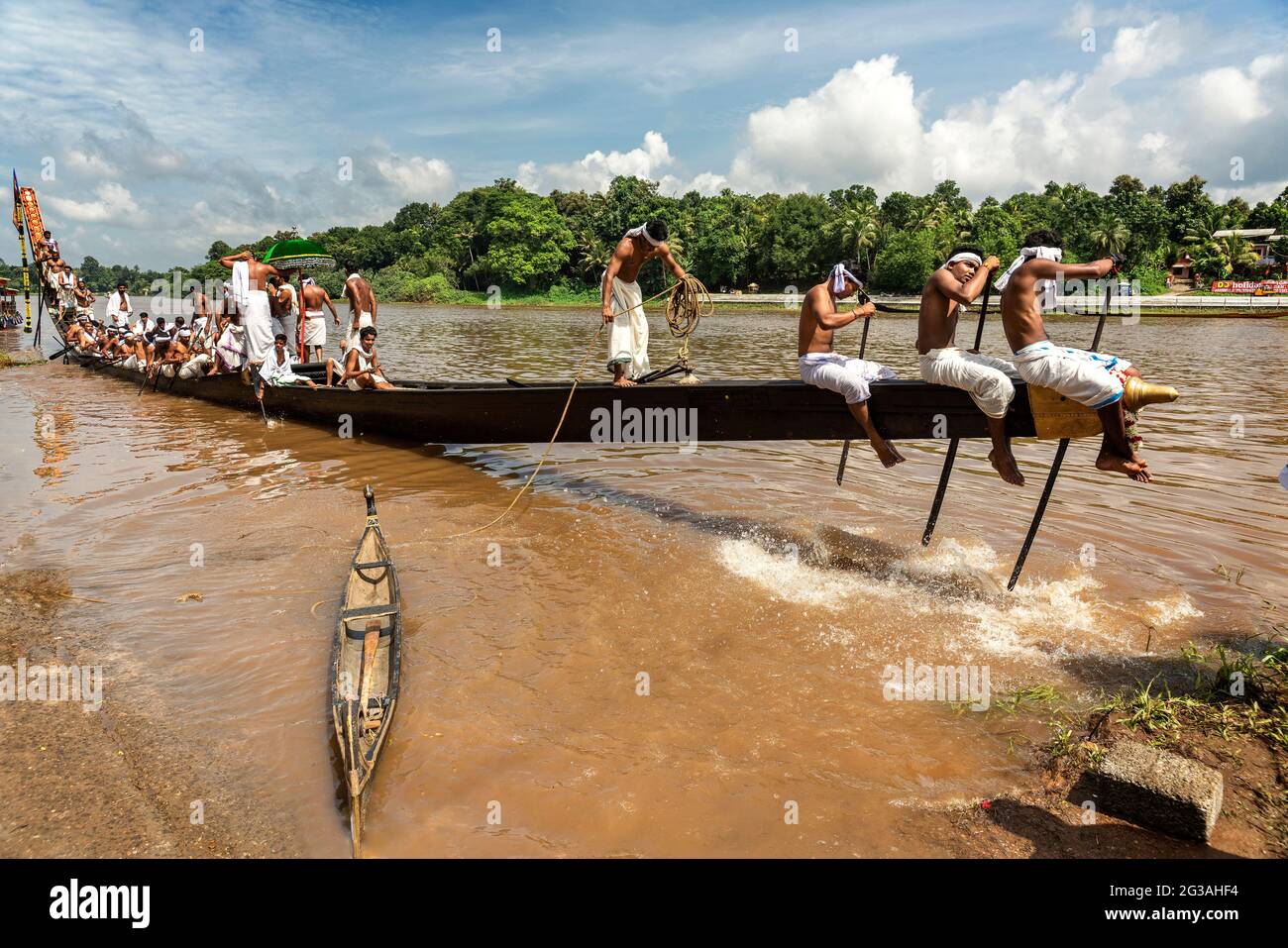 Aranmula ,08 September, 2017, Participating boat practicing with ...
