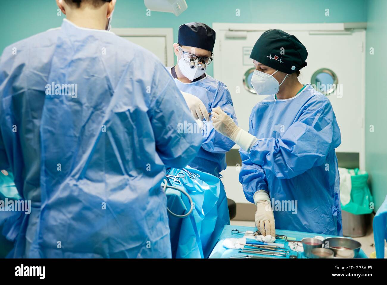 Surgeon during operation hi-res stock photography and images - Alamy