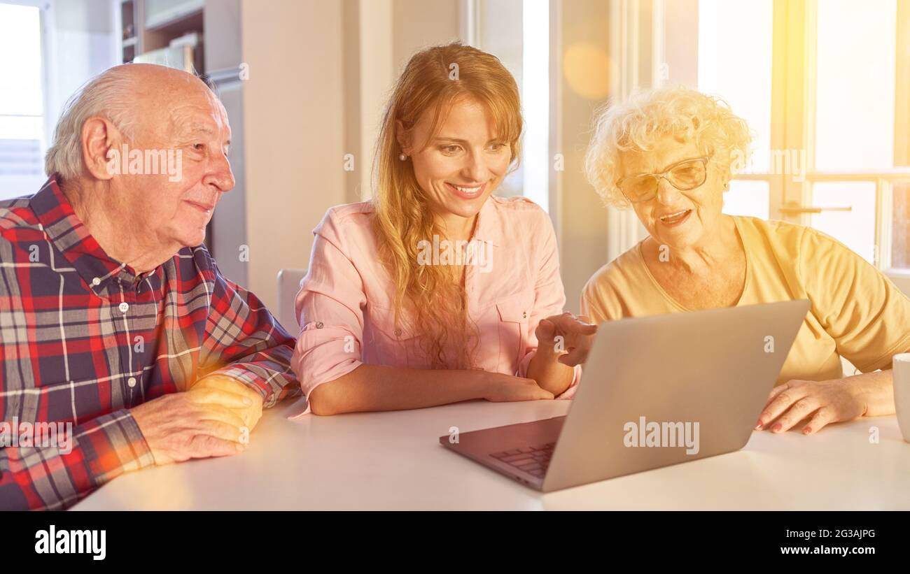 Internet computer old family hi-res stock photography and images - Alamy
