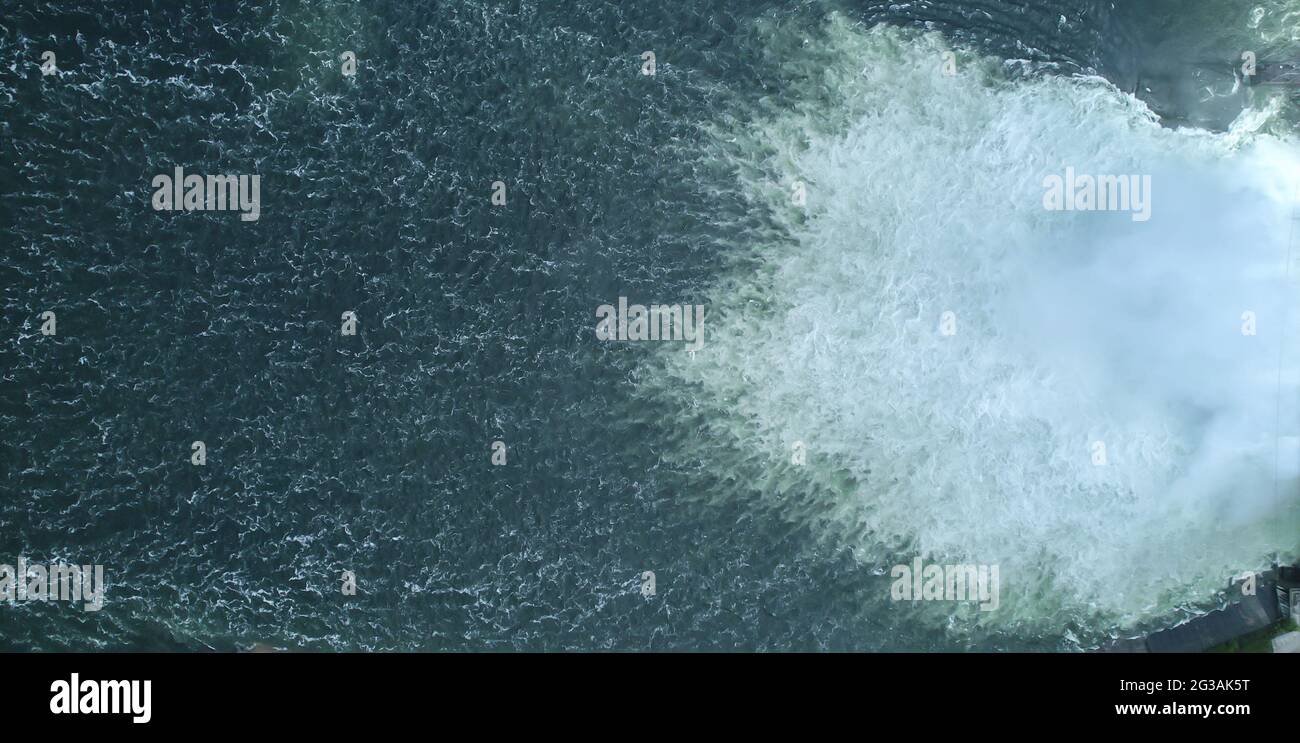 Hydroelectric dam and water drain hi-res stock photography and images ...