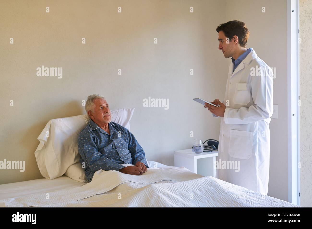 Doctor on hospital ward round hi-res stock photography and images - Alamy