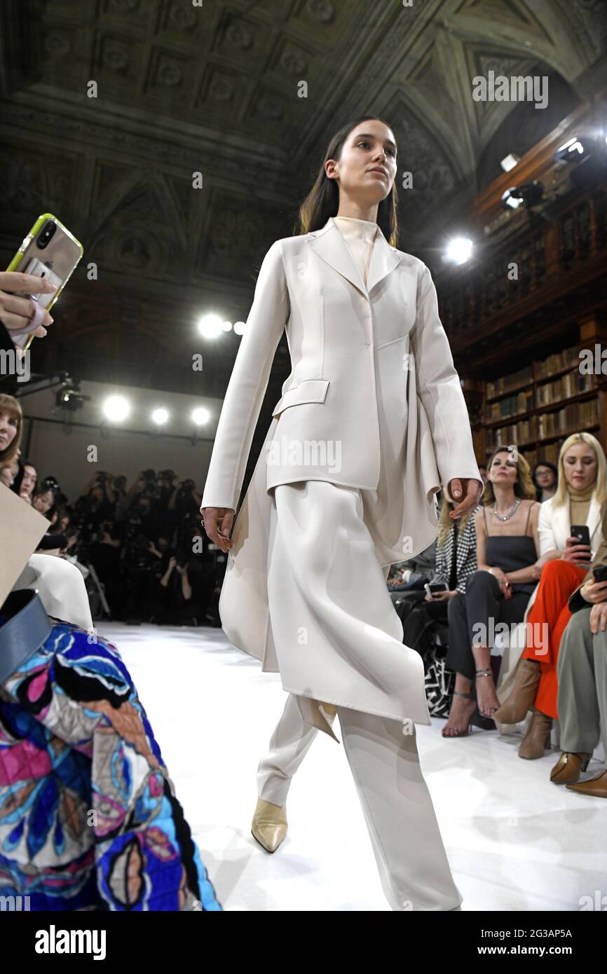 Catwalk models hi-res stock photography and images - Alamy