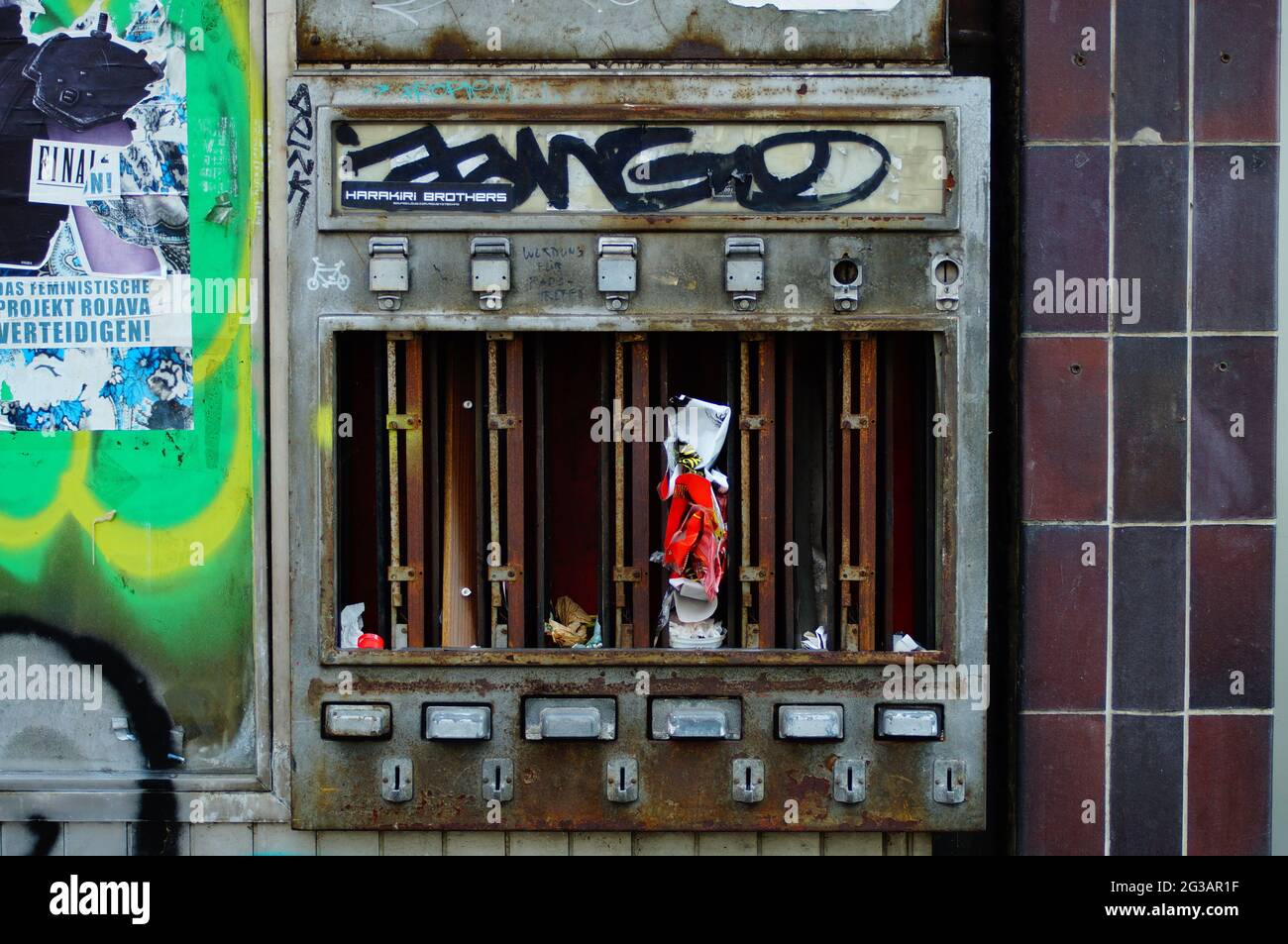 Historic cigarette vending machine hi-res stock photography and images ...