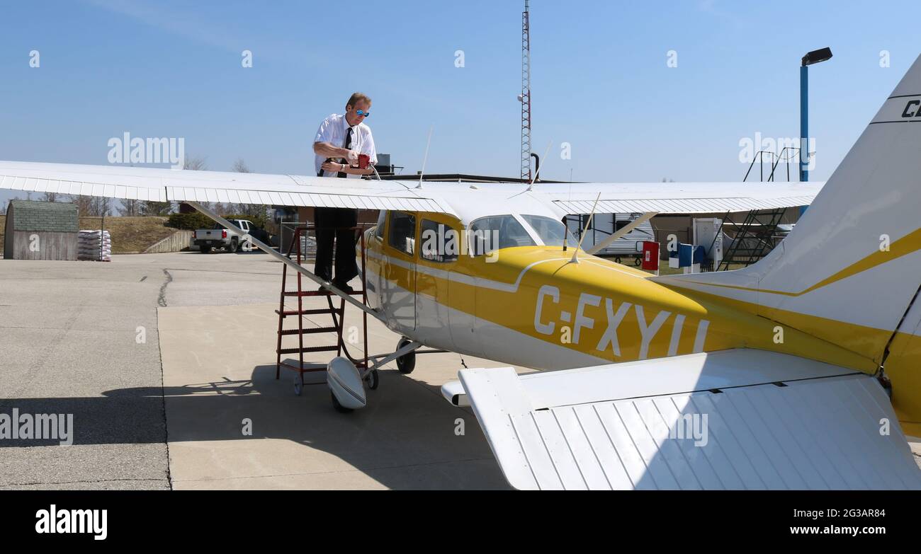 Man fueling plane hi-res stock photography and images - Alamy
