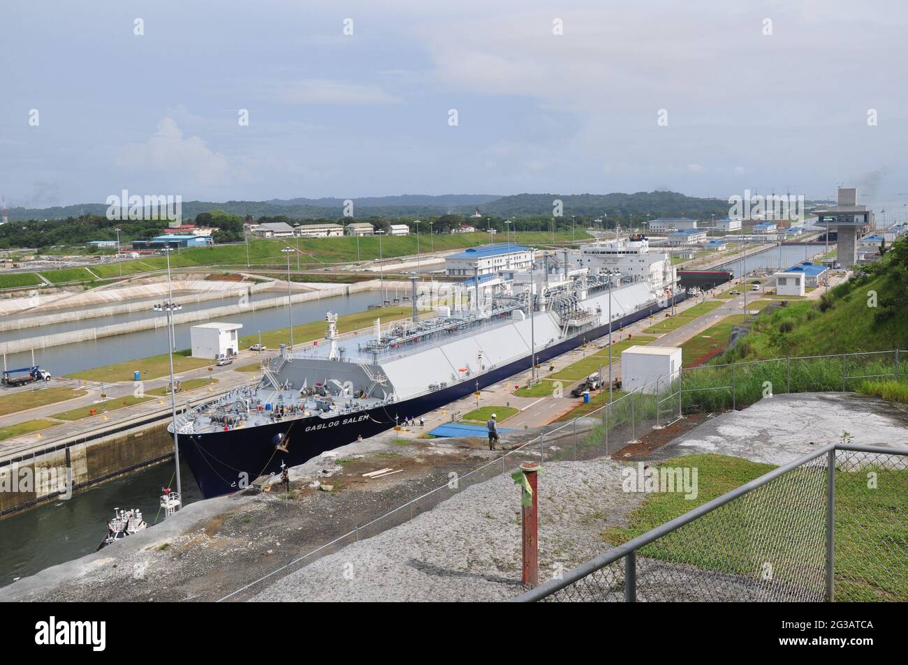Ship transiting the panama canal Stock Photo - Alamy