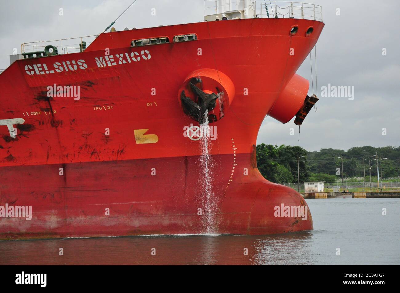 Ship transiting the panama canal Stock Photo - Alamy
