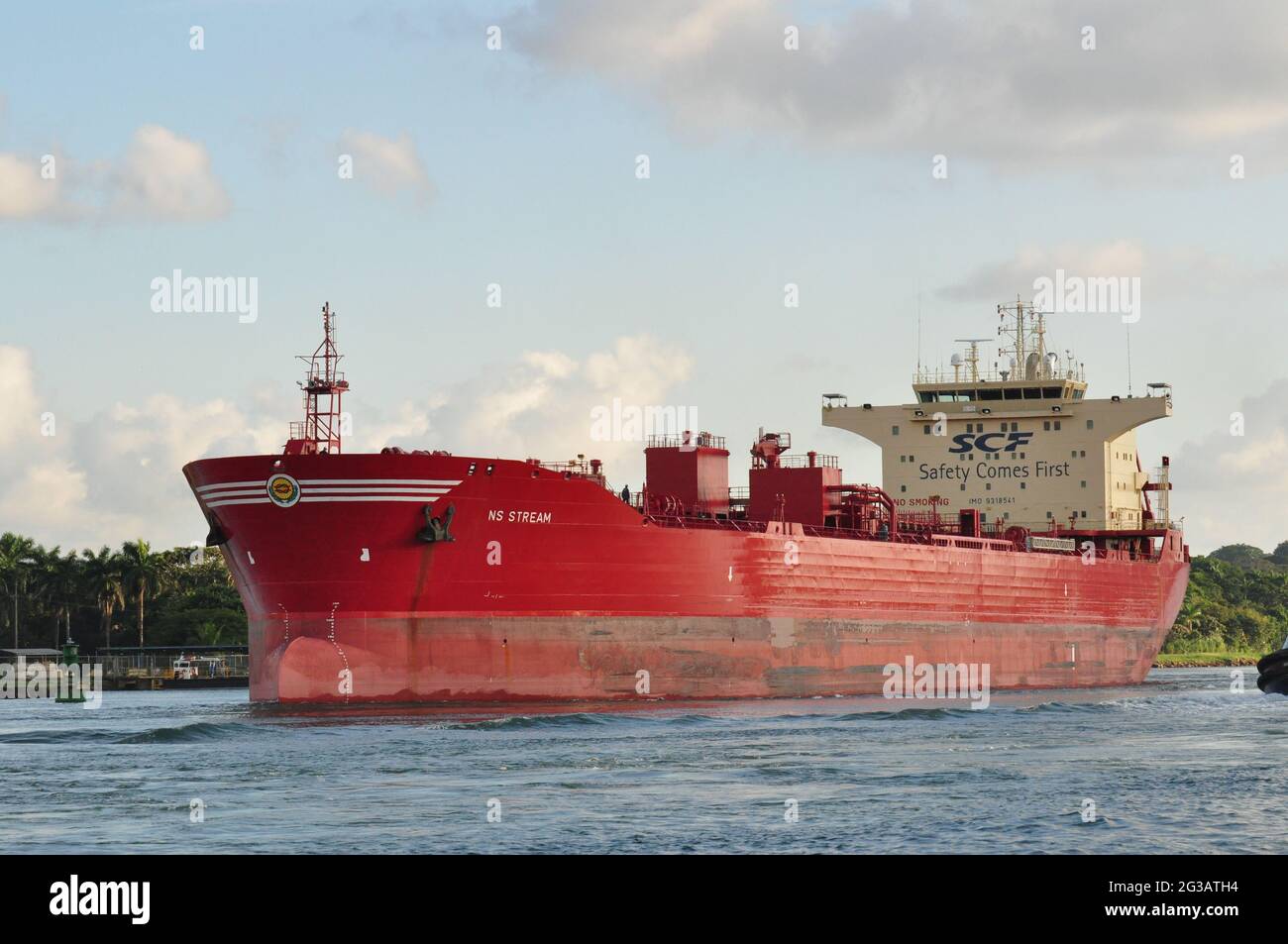 Ship transiting the panama canal Stock Photo - Alamy