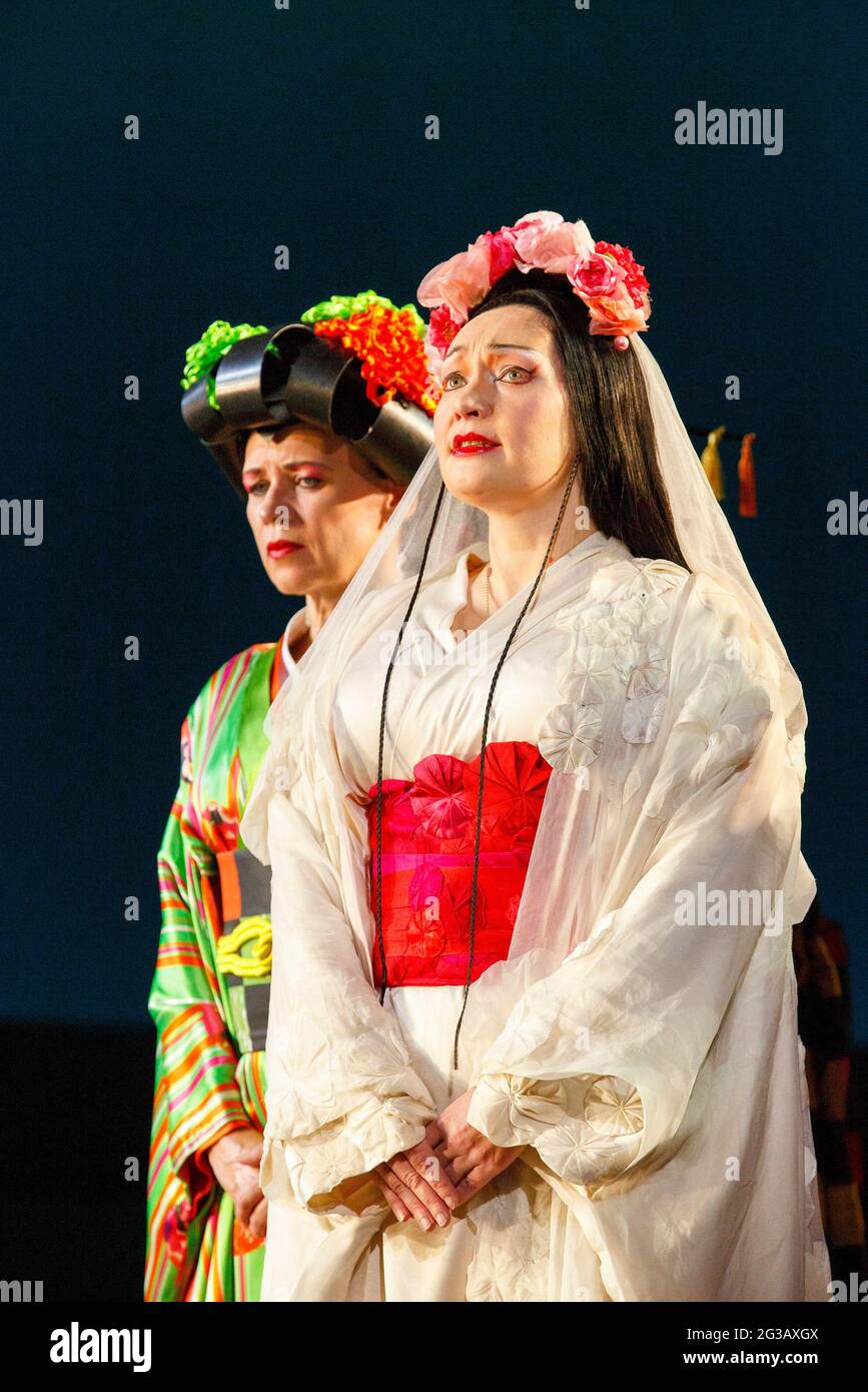 right: Dina Kuznetsova (Cio-Cio-San / Madam Butterfly) in MADAM ...