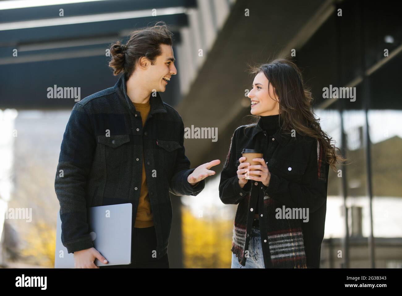 Couple drinking coffee outside talking hi-res stock photography and ...
