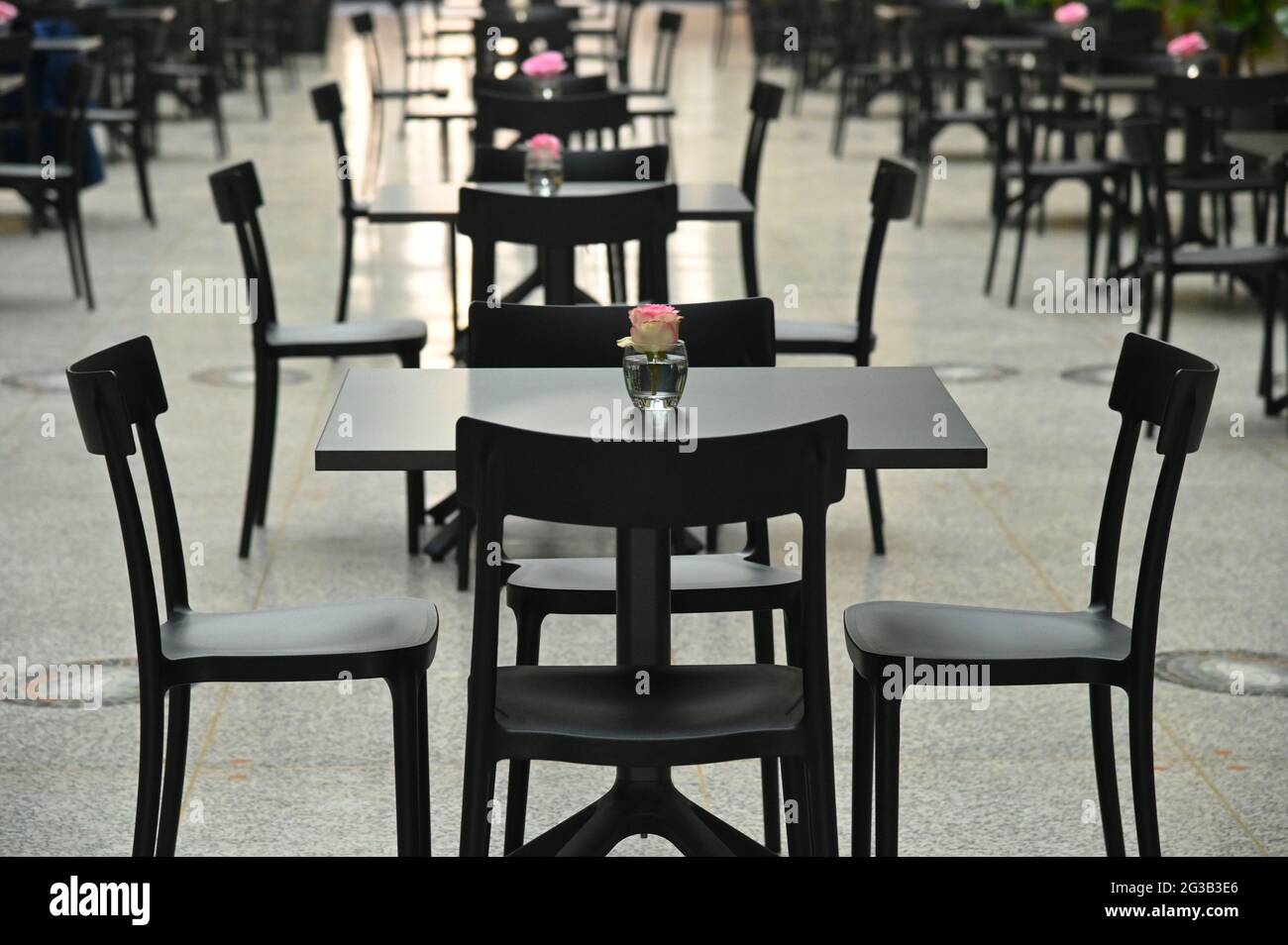 Empty coffee bar tables hi-res stock photography and images - Alamy