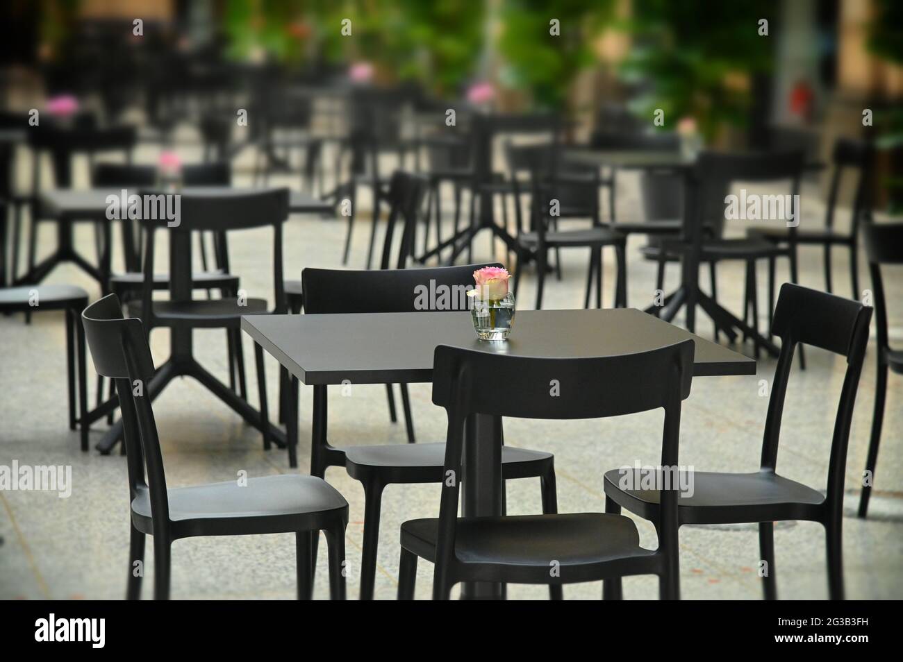 Empty coffee bar tables hi-res stock photography and images - Alamy