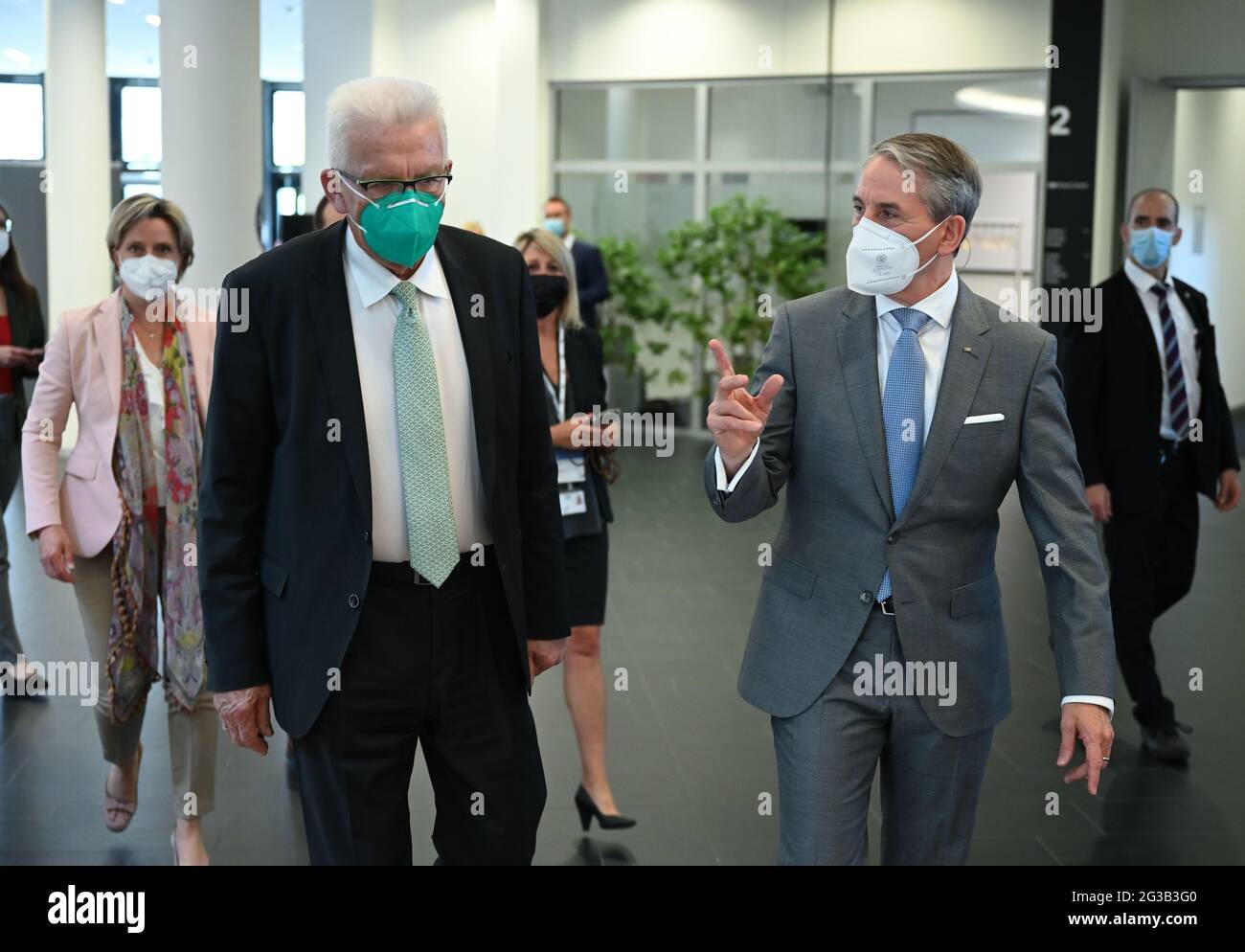 Ehningen, Germany. 15th June, 2021. Winfried Kretschmann (l, Bündnis 90 ...
