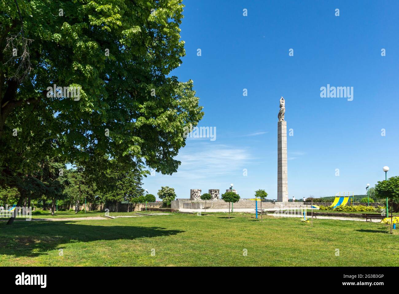 VIDIN, BULGARIA - MAY 23, 2021: The Monument of Freedom at the coast of ...