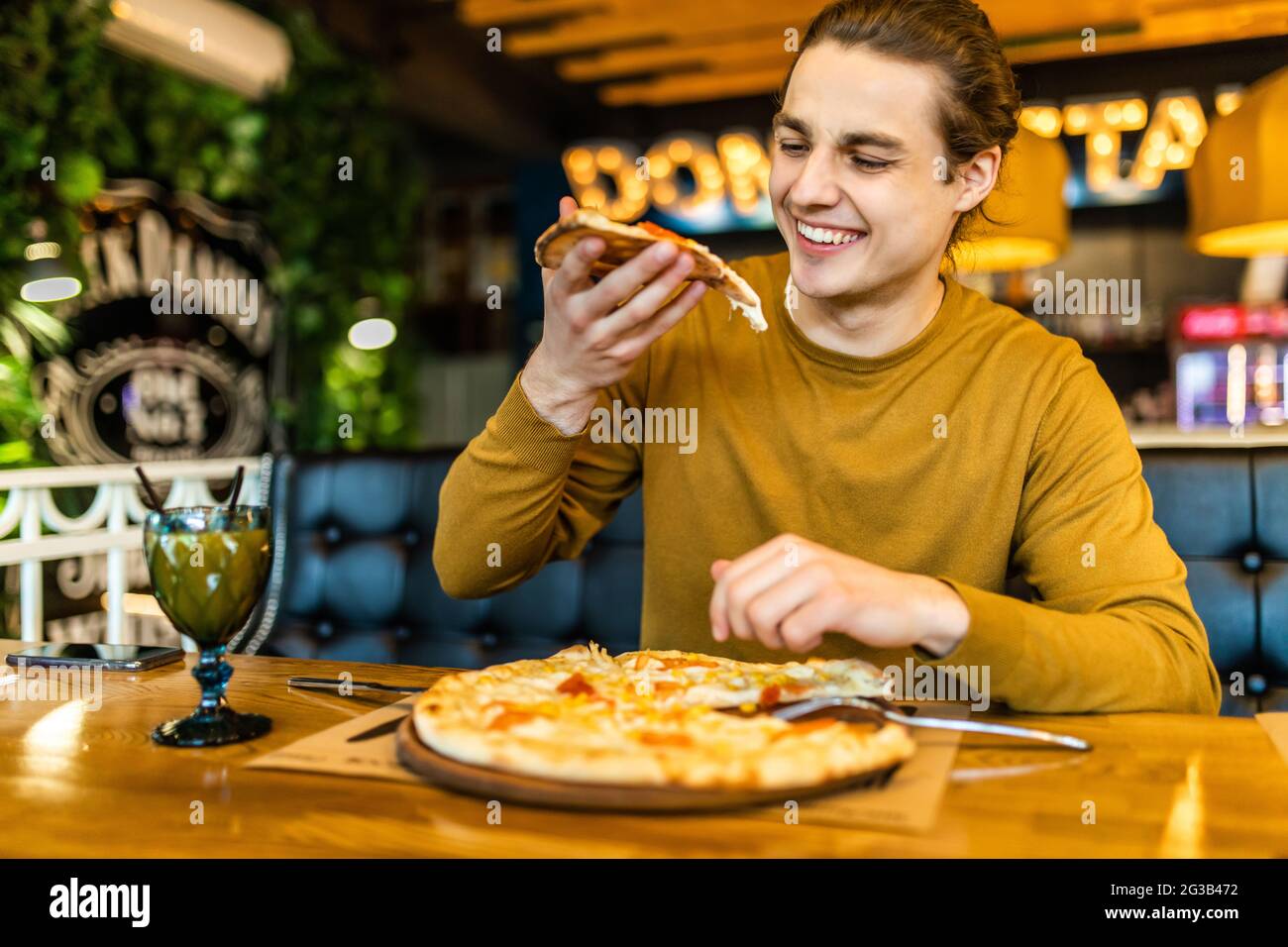 Eating a slice of pizza in the street hi-res stock photography and ...