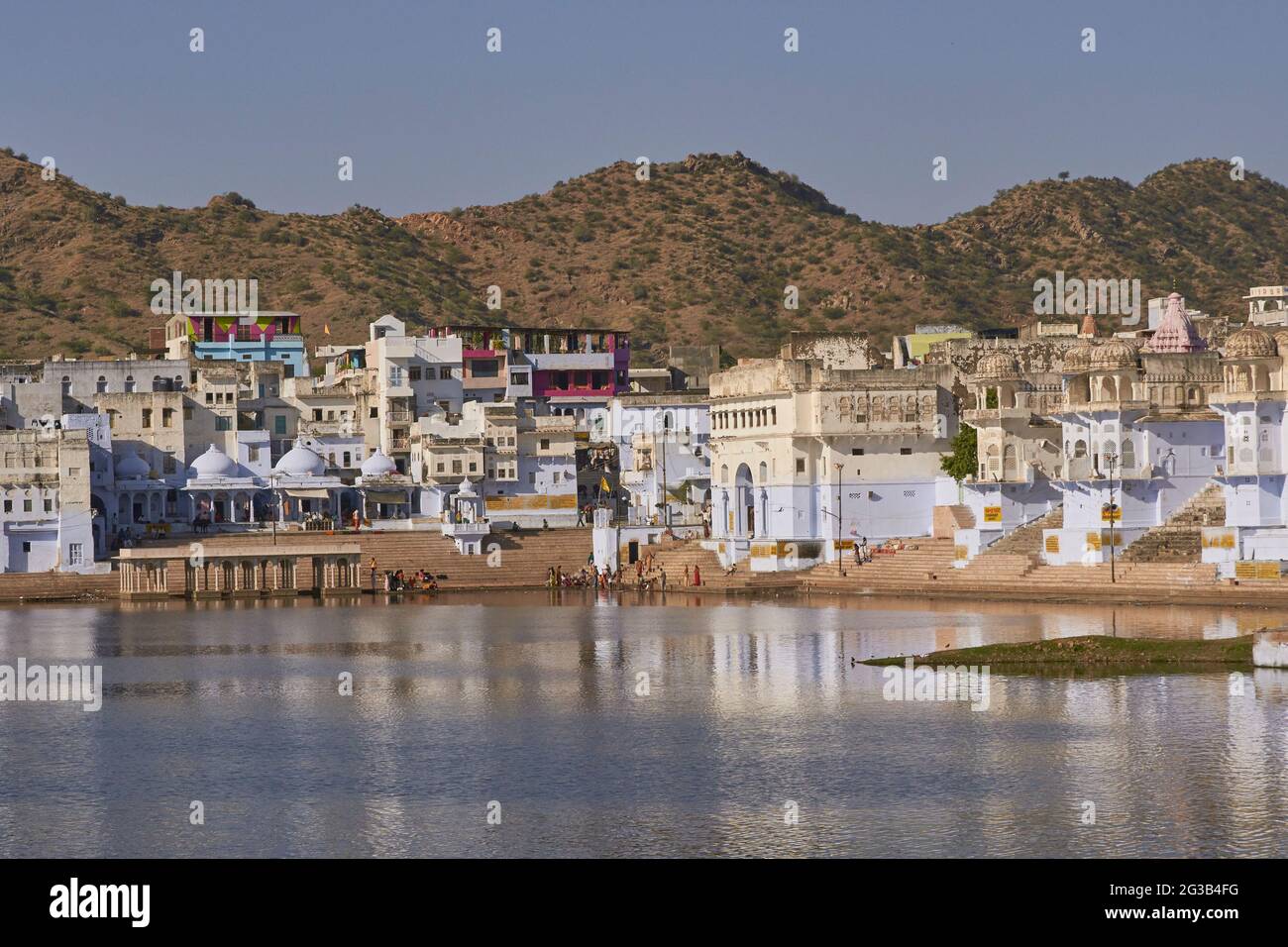 Women bathing in pushkar lake hi-res stock photography and images - Alamy