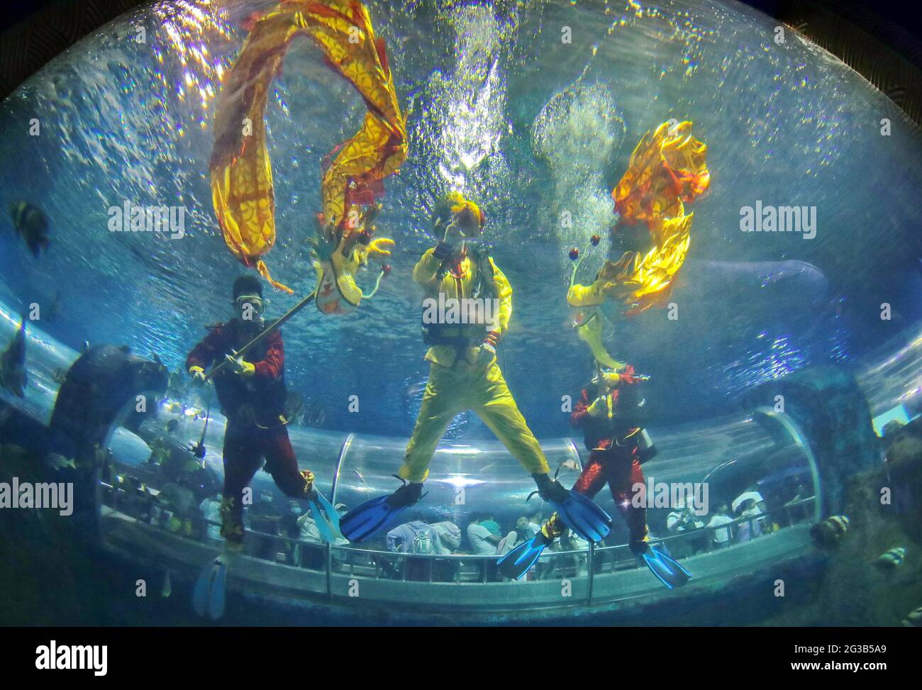Underwater dragon dance hi-res stock photography and images - Alamy