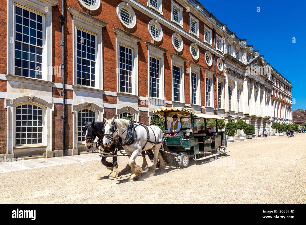 Horse drawn carriage london hi-res stock photography and images - Alamy