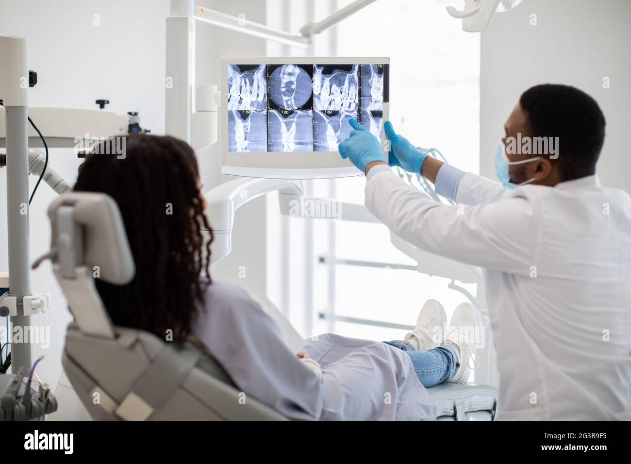 Medical doctor pointing at xray hi-res stock photography and images - Alamy