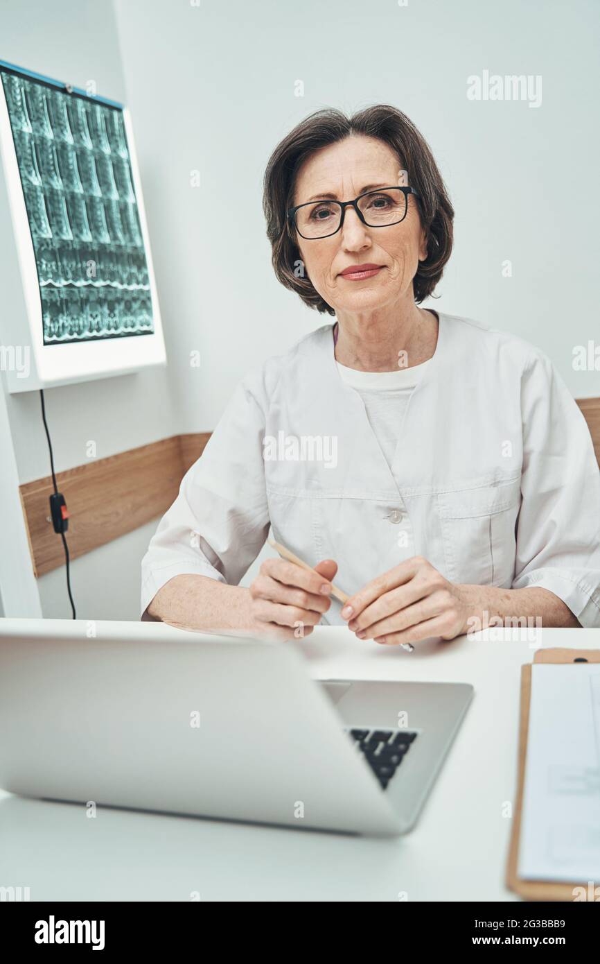 Physiatrist hi-res stock photography and images - Alamy