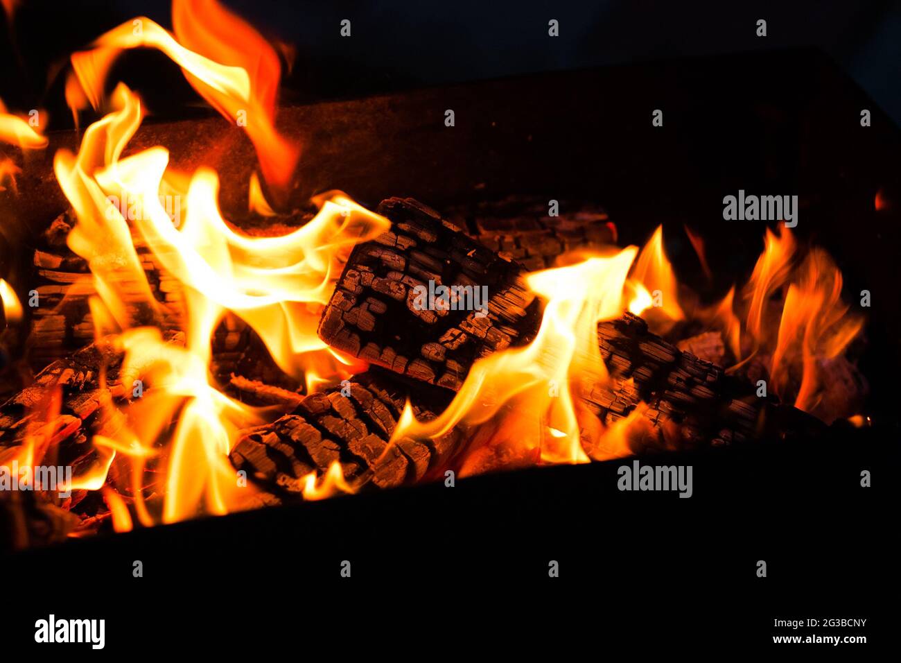 Wood burning in brazier outdoor hi-res stock photography and images - Alamy