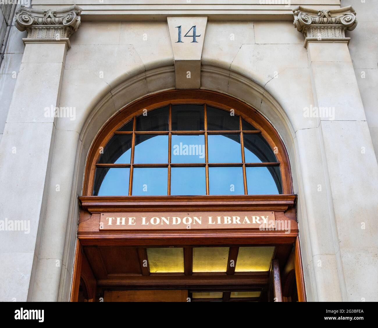 London library st james square hi-res stock photography and images - Alamy