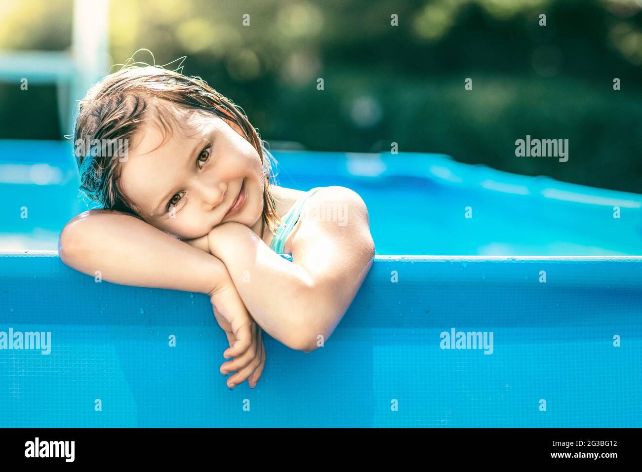 Edge of a swimming pool hi-res stock photography and images - Alamy