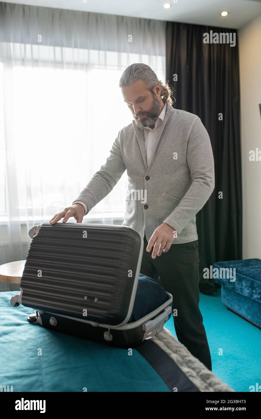 Opening suitcase hi-res stock photography and images - Alamy
