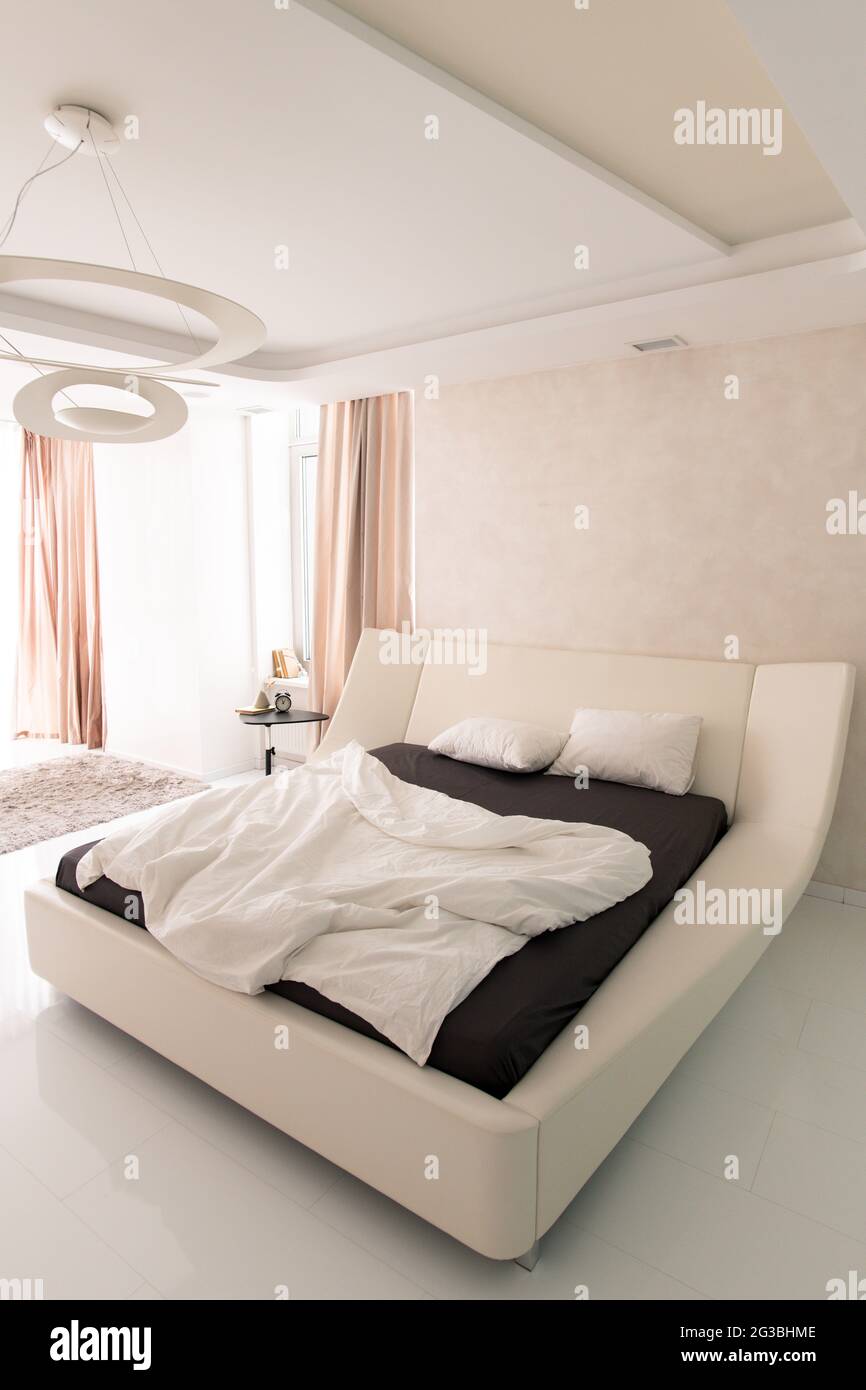 Large bed inside contemporary luxurious hotel Stock Photo - Alamy