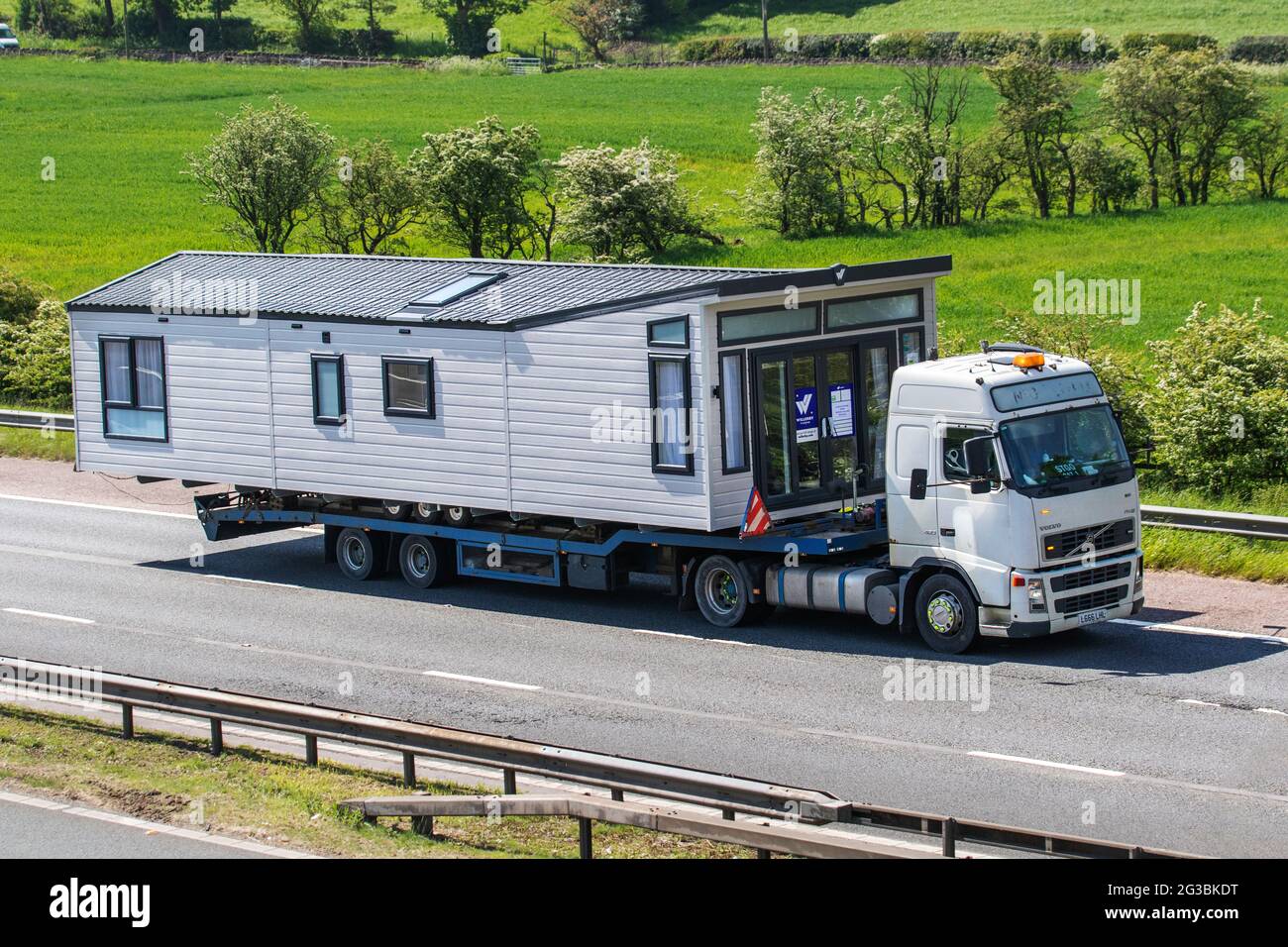 Prefabricated building on truck High Resolution Stock Photography and ...