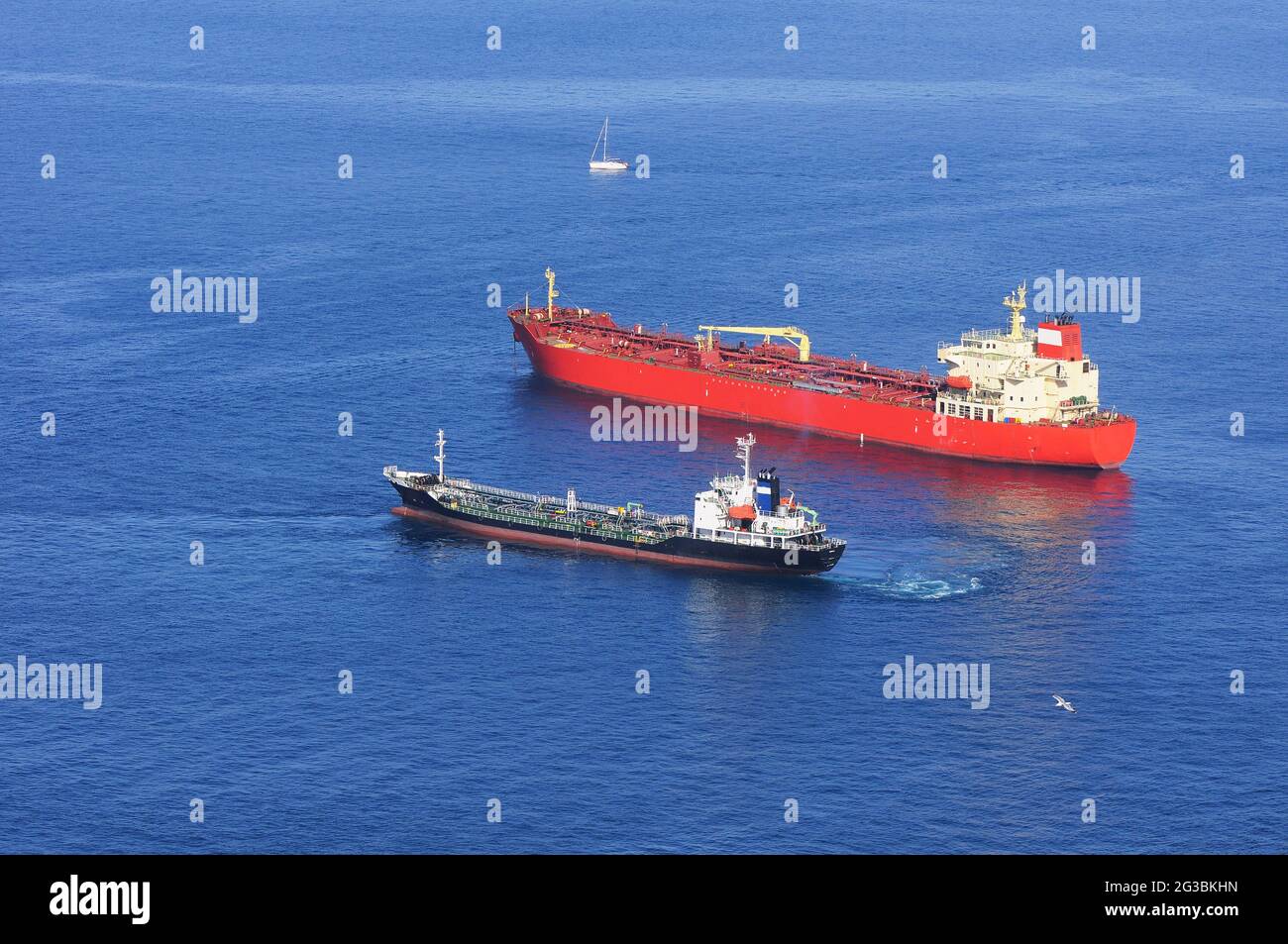 Two ships unloading hi-res stock photography and images - Alamy