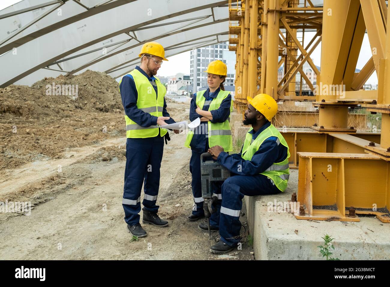 Two builders planning work hi-res stock photography and images - Alamy