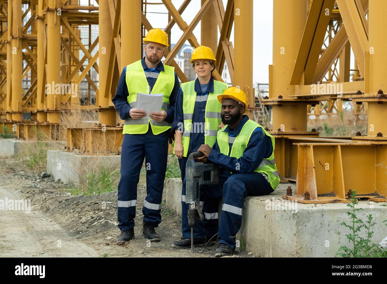 Two builders planning work hi-res stock photography and images - Alamy