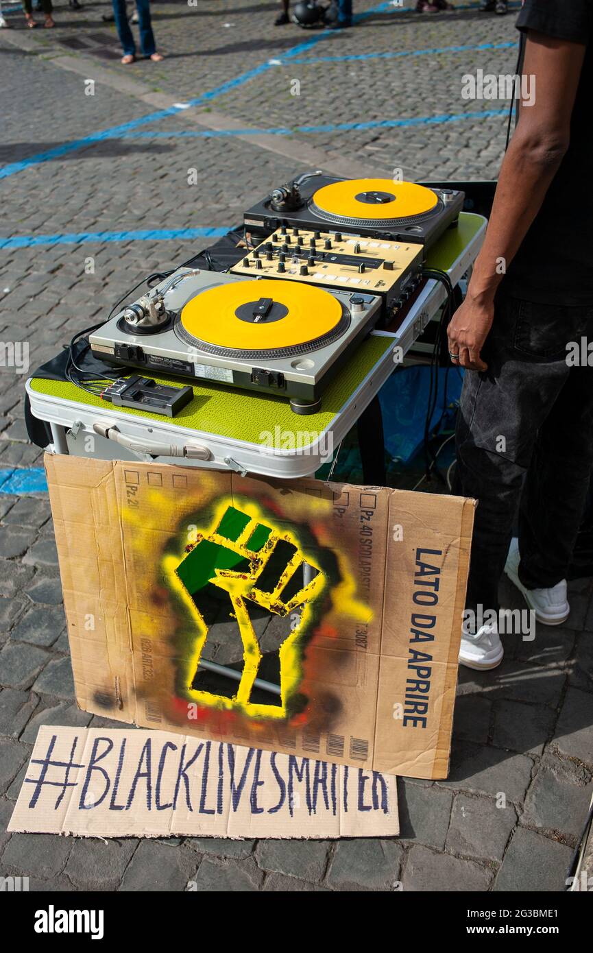 Protest immigration italy hi-res stock photography and images - Alamy