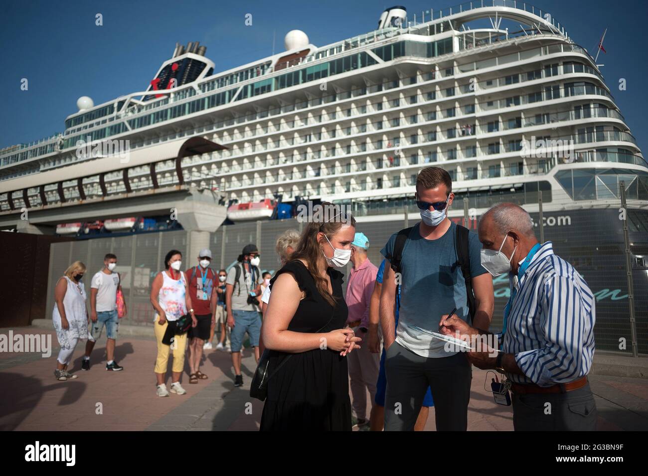 Tui bus hi-res stock photography and images - Alamy
