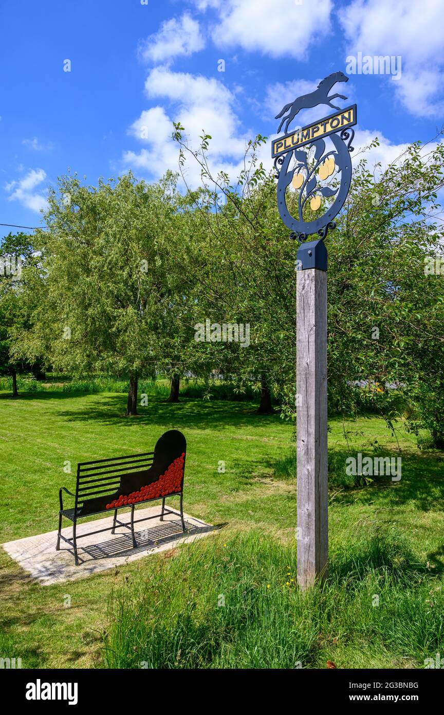 Village sign green hi-res stock photography and images - Alamy