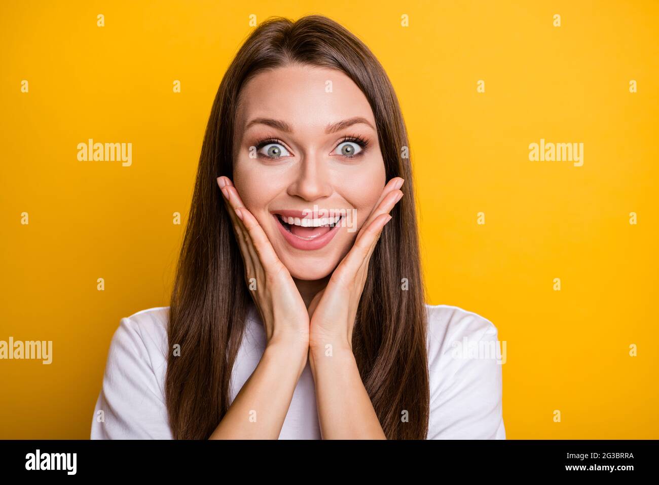 Photo portrait of adorable girl touching two cheeks with hands isolated ...